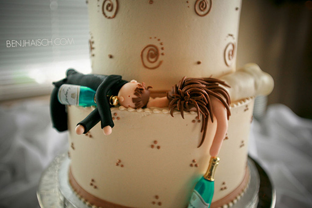 18 Funny Wedding Cake Toppers That Will Make You Lol